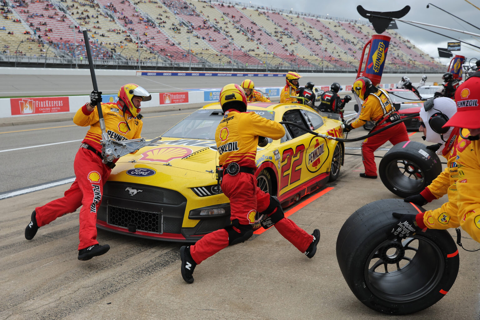 The Unsung Heroes of NASCAR: A Closer Look at the Pit Crew Roles ...