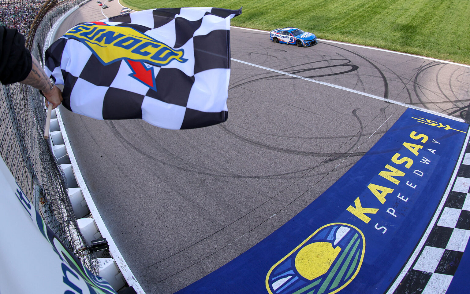 The Best Foods for NASCAR Track Weekend - The Daily Downforce